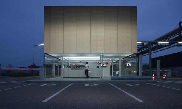 Retro-reflective façade - MaterialDistrict