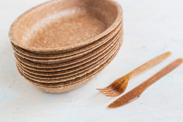 Edible plates made from wheat bran to replace disposable tableware ...
