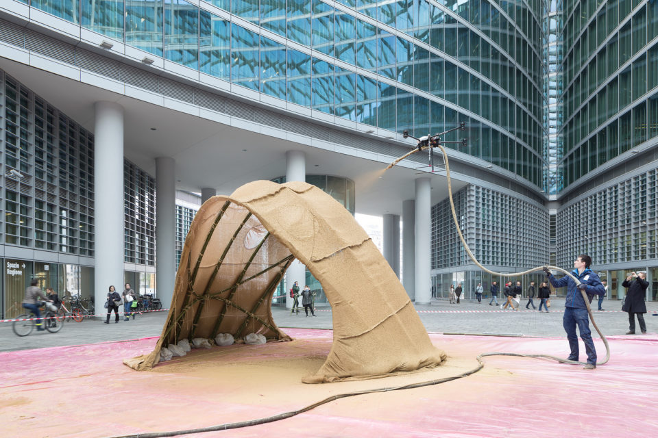 More mud-spraying drones to build emergency homes - MaterialDistrict