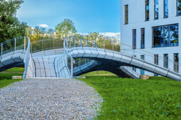 A 3D printed concrete bridge made with recycled materials ...